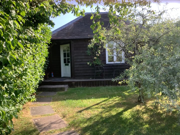 Log Cabin, Bellows Mill, In Picturesque Grounds. - Buckinghamshire