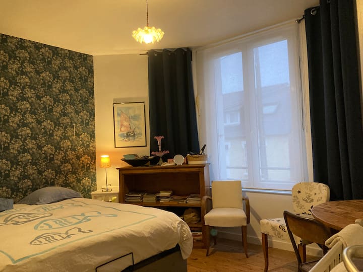 Chambre Bleue Lit Queen Sise - Café Crêpes Maison - Brest