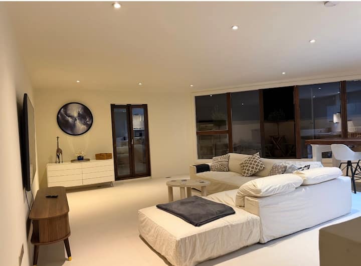 Open Plan 'Home Away From Home' W. 2 Bedrooms - Godalming