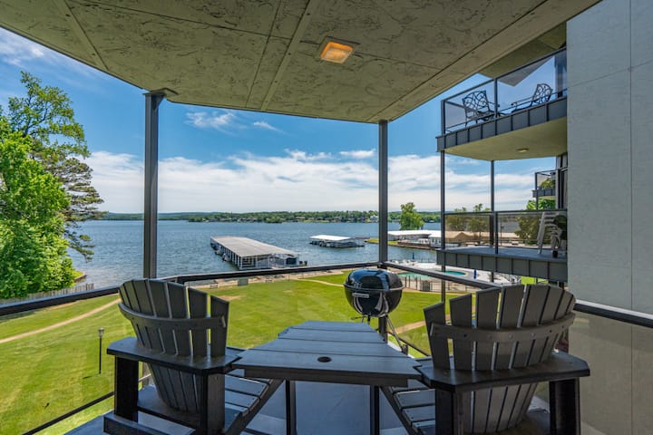 Completely Remodeled Lake Front- Beautiful Views! - Hot Springs