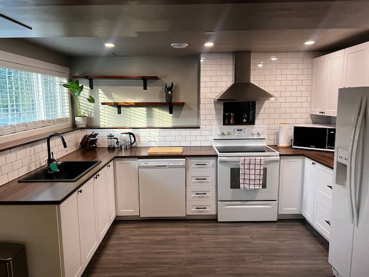 Large, Modern Suite Near Airport - Kamloops