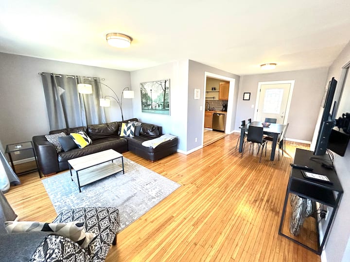 The Yellow Door: Spacious 4br 2ba Near Broadripple - Indianapolis, IN