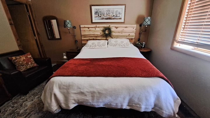 Mountain Sunrise Suite · Fireplace · Purple Bed - Woodland Park, CO