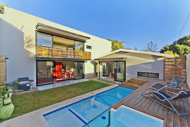 Parkhurst Modern Home | Solar, Pool & Hot Tub - Randburg