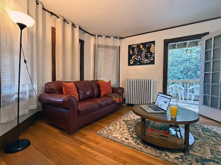 Thouarthome, Bc, Danafarber, Parking, Petfriendly. - Newton
