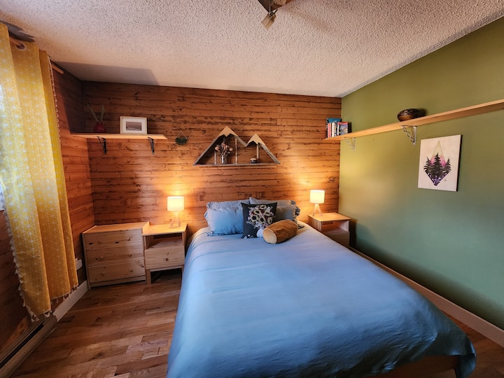 Cozy Room In The Rockies - Golden