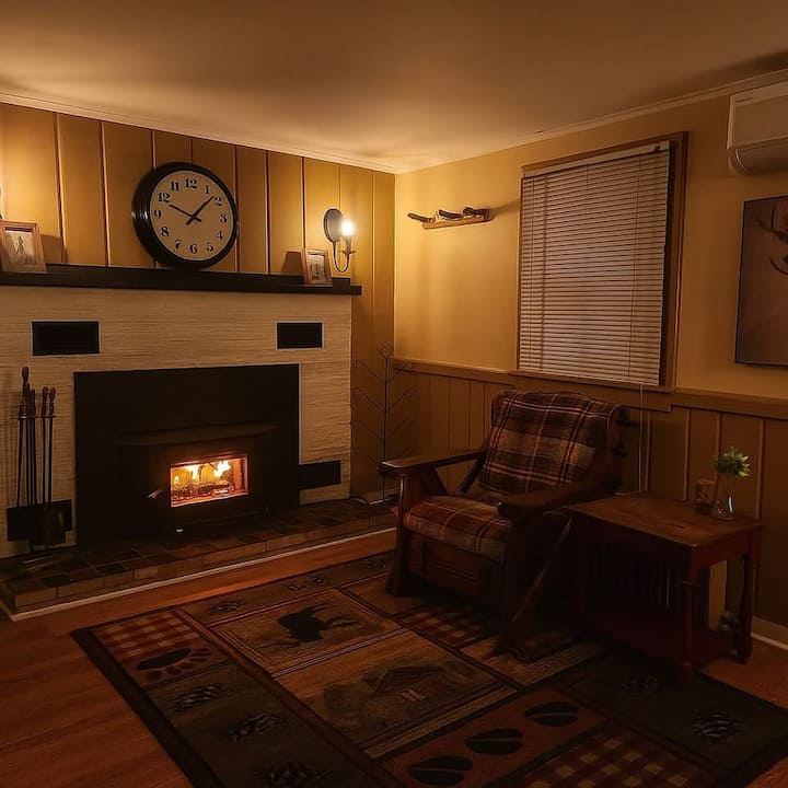 Lakefront Cottage Getaway - Pontoosuc Lake, MA