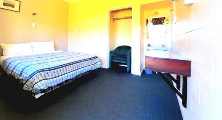 Private Hostel Room (1 X Queen Bed) @ The Junction - Tūrangi