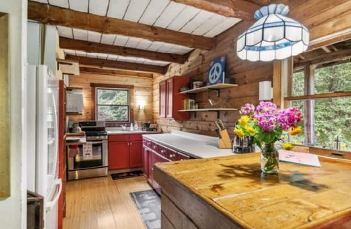 The Woodsman Cabin - Cozy Charming Cute - Morristown, VT