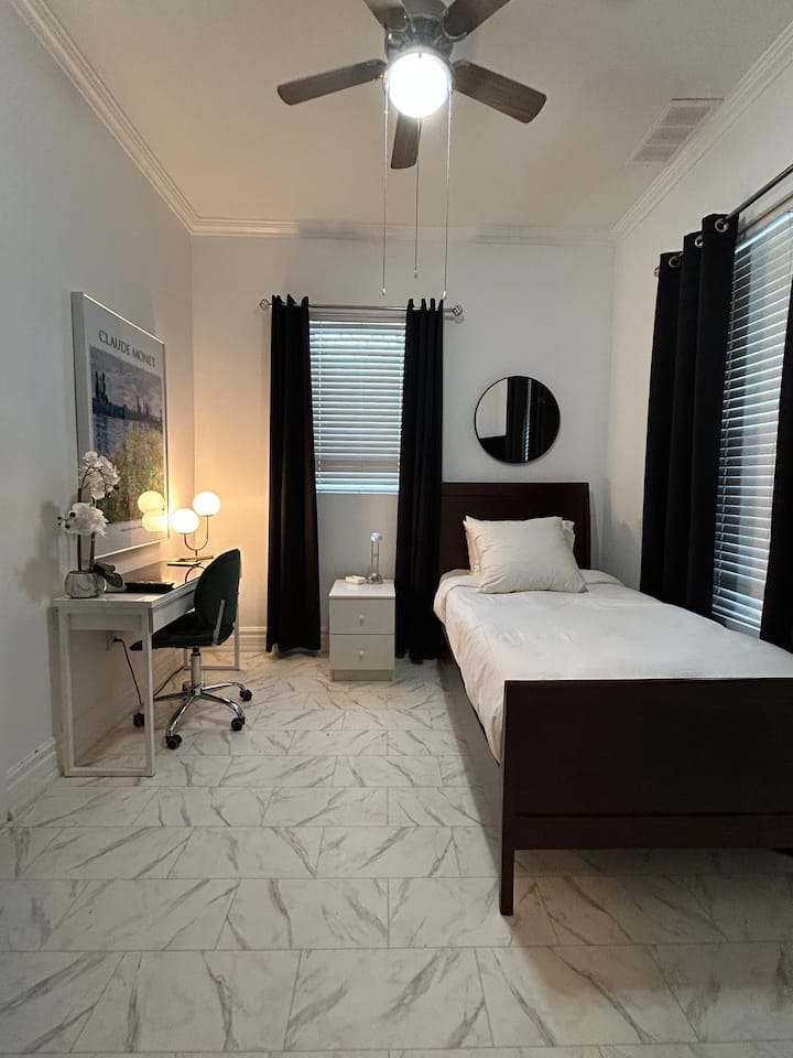 Solo Suite,
Ensuite. Private Entrance $69 - Brantford