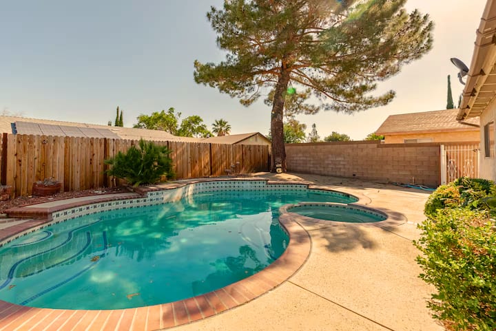 Quiet 3br Lancaster Retreat | Pool & Parking - Lancaster, CA
