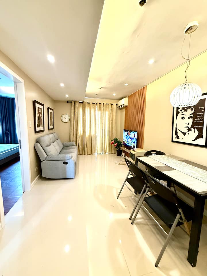 14-b 2br/2cr/ Free Parking W/ Balcony Nr Ayala/sm - Cebu