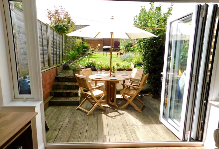 Fortytwo - A Three-bedroom House Close To Marinas - East Cowes Castle