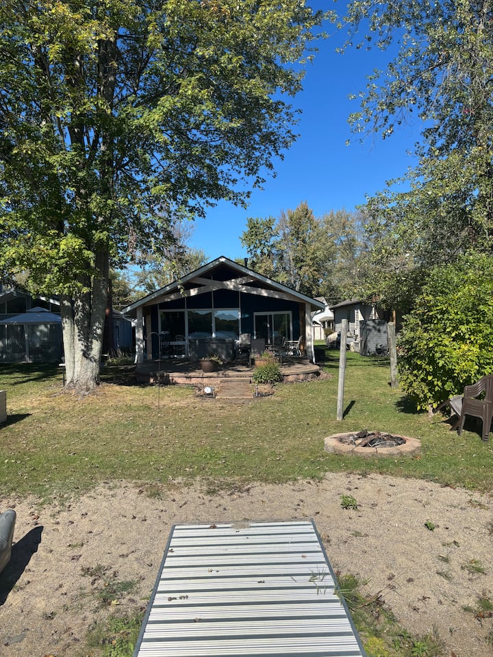 Lakefront Cottage - Chelsea, MI