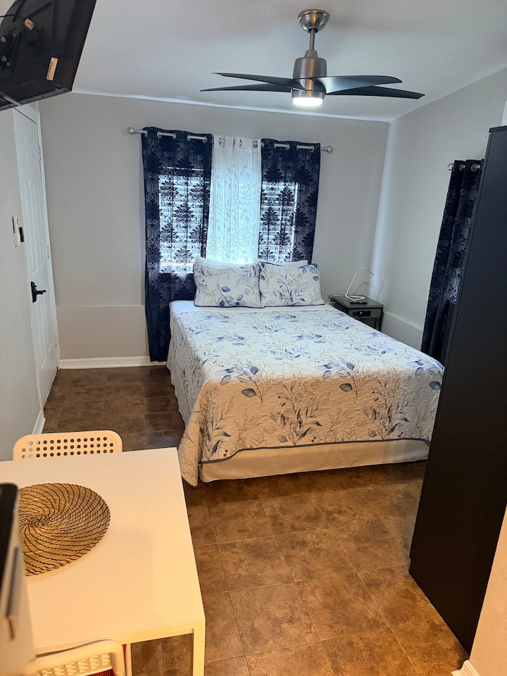 Comfy Studio 5 Min From Airport. - Orlando, FL