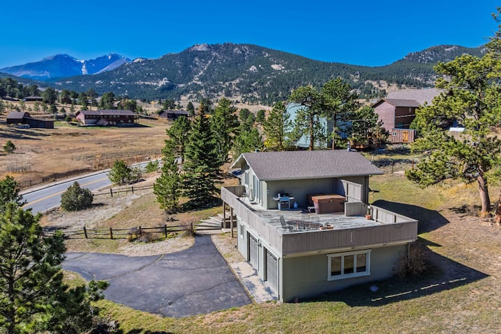 Epic Hot Tub Views! Deck, Fireplace, 2 Dens - Estes Park, CO