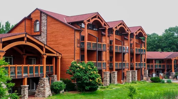 1st Floor Villa + Free 4 Waterpark Passes-dogs Ok! - Wisconsin Dells, WI