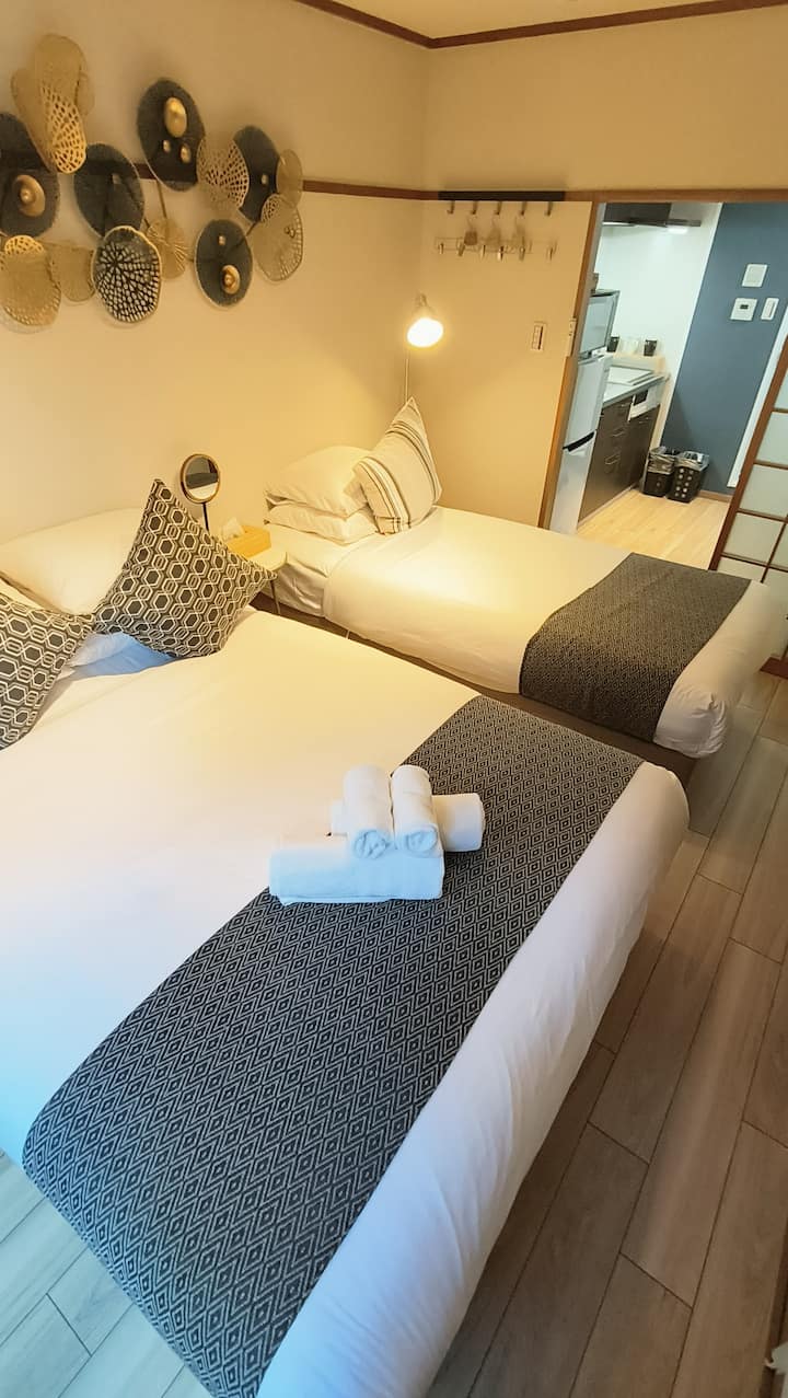 B2京都四條鴨川河原町有陽台，有廚房，近高島屋有小桌邊旅遊邊上班也可[豪華房-双人床+單人床］ - Kyoto