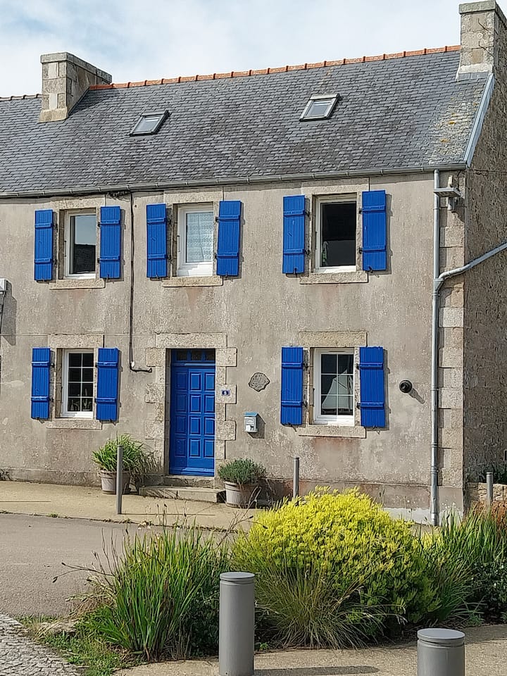 "Ty Coz", Une Maison Bleue Dans Le Finistère - Cléder