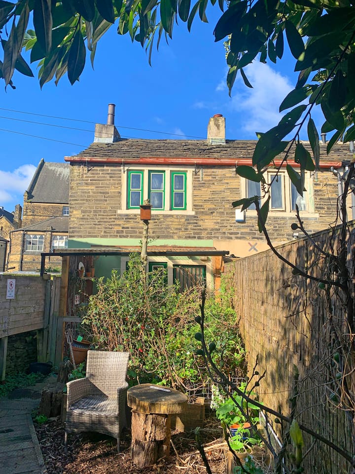 Rustic Urban Hideaway With Patio & Enclosed Garden - Huddersfield