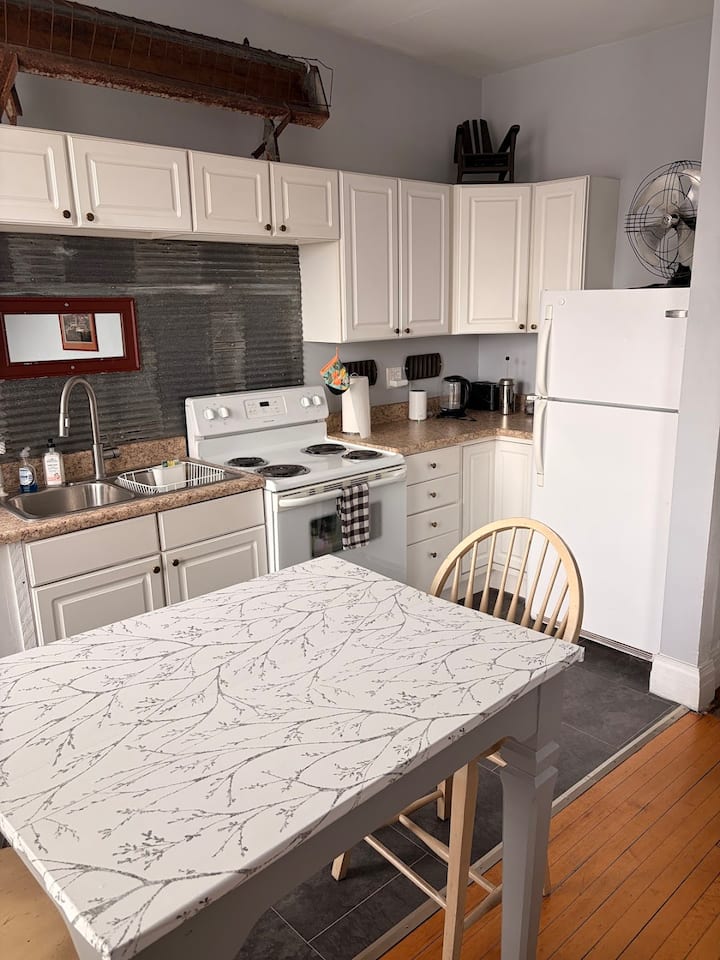 Hotel Royal Apartment 4 - Belmont, WI