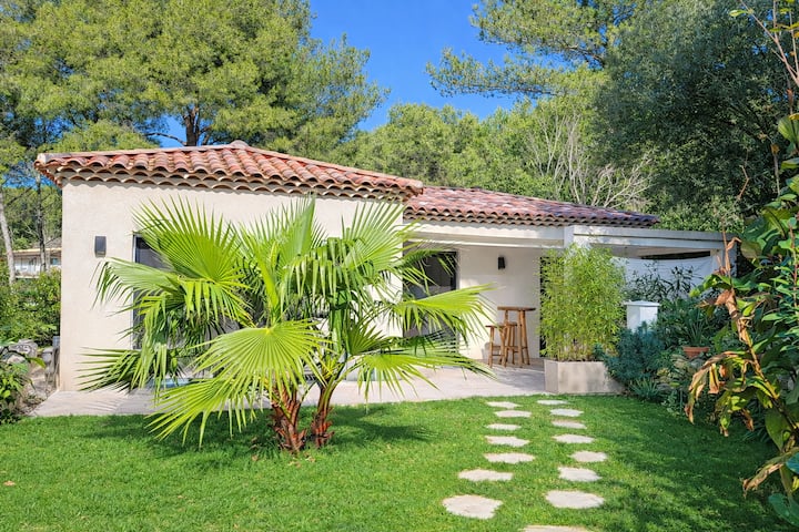 Pin Et Sens Jacuzzi Privé Nid Romantique En Pinède - Istres