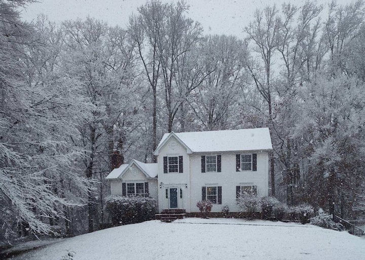 Spacious 4br Colonial W/river Views & Family Charm - Barboursville, WV