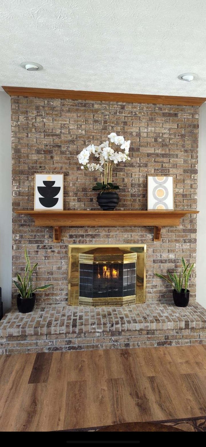 Spacious 4br Colonial W/river Views & Family Charm - Barboursville, WV