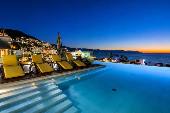Luxury Rooftop Escape. 1 Min Beach. Gym & Spa - Puerto Vallarta