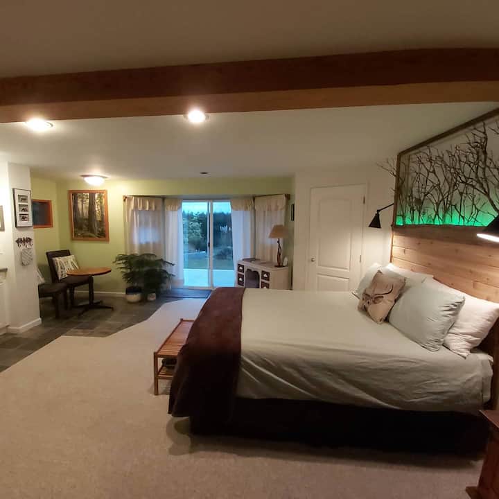 Spacious Private Suite W/ Garden Patio & Hot Tub - Gibsons
