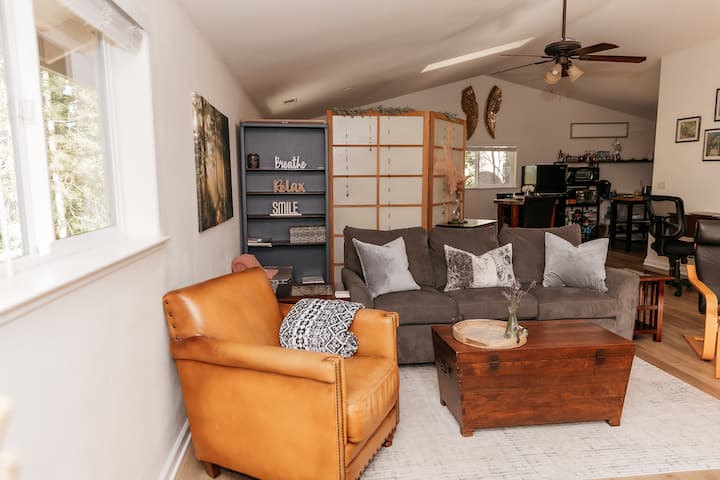 Spacious Studio W/ Kitchenette - 750 Sq Ft - Grass Valley, CA