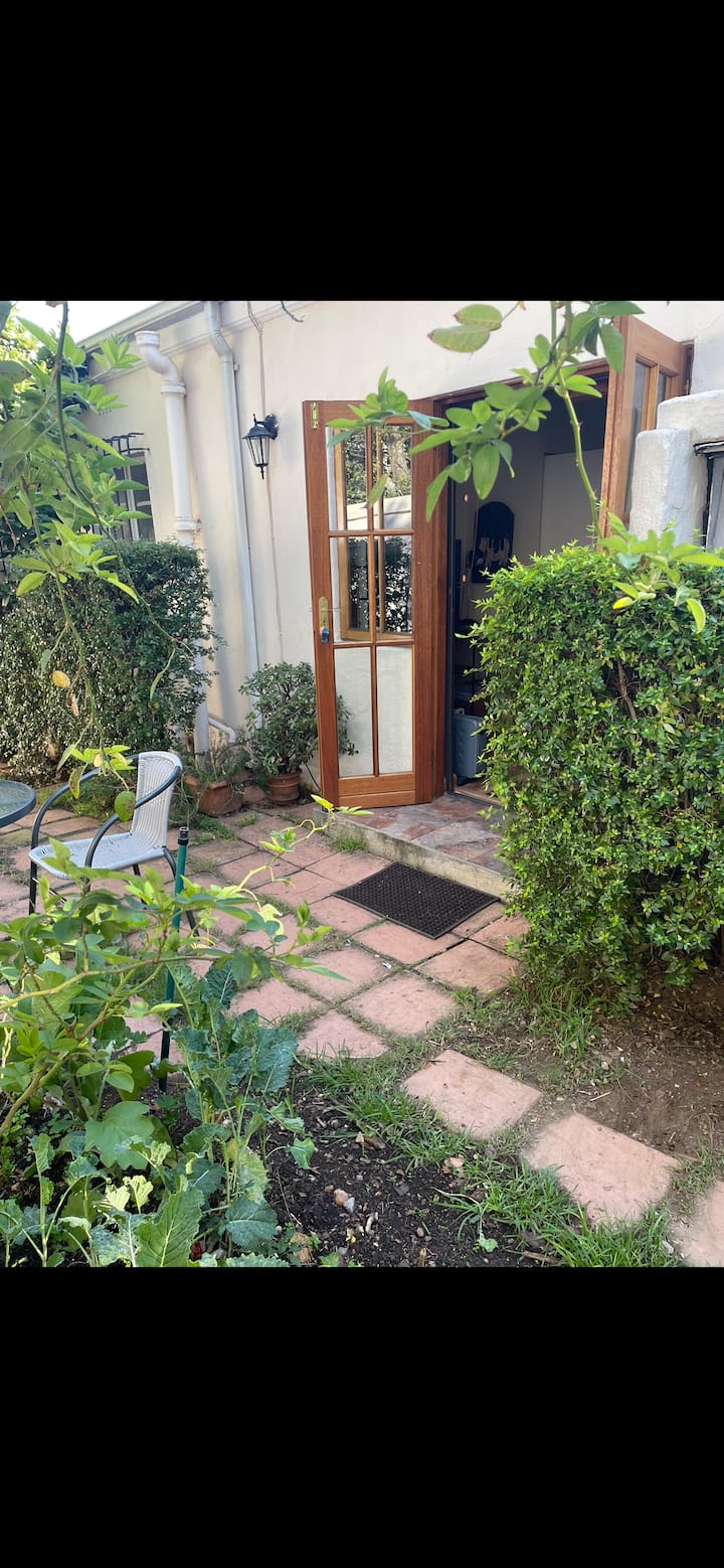 The Southeast Wing - Private 1 Bed Garden Cottage - Sandton