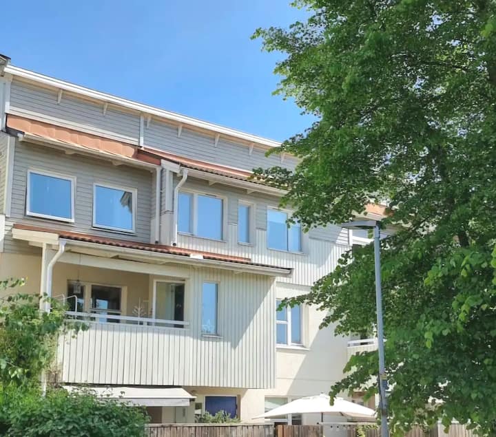 Spacious, 4 Bedroom, Townhouse 20 Min From City - Sollentuna