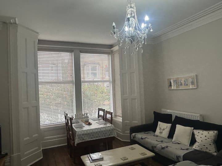 Spacious Apartment Close To Beach And Town - Lytham St Annes
