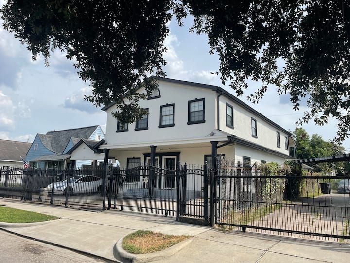 Spacious Upstairs Retreat - Near Downtown Houston - Houston, TX