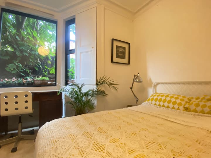 Large Clean Room With Semi Private Entrance - London