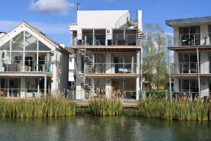 Celandine Lakeside House, Swimming Pools & Spa - 사이런세스터