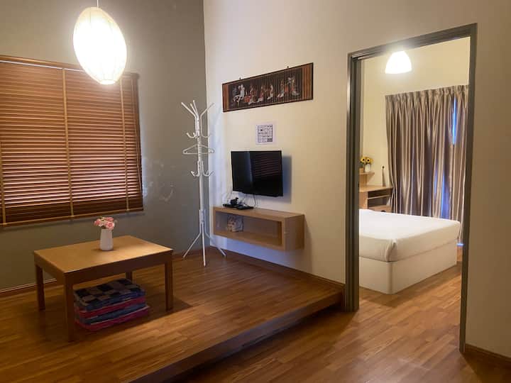 Spacious Queen Bedroom With Tatami Living Hall - Ipoh