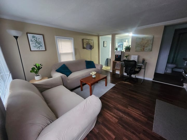 Cozy Home Located 2 Miles From Notre Dame - Mishawaka, IN