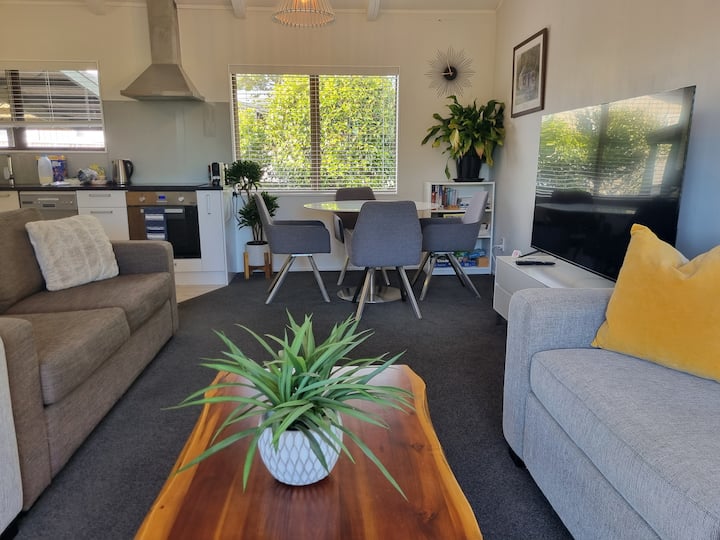 Modern, Sunny Taupo Escape - Short Walk To Lake - Taupō