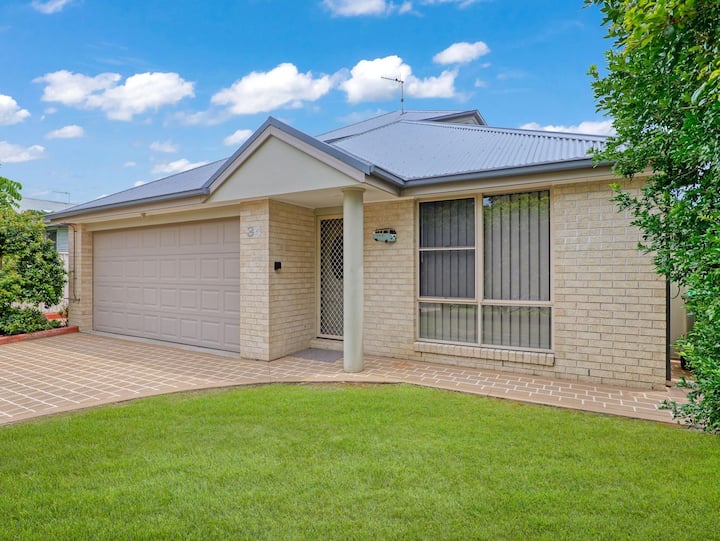 Spacious Modern Walk To The Beach - Nelson Bay