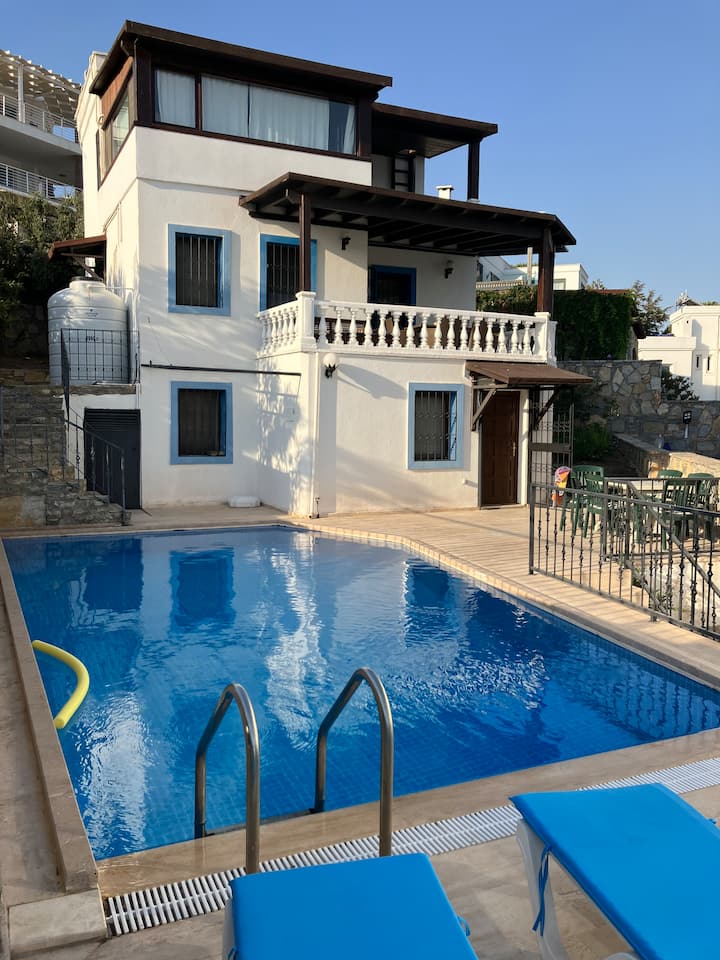Yalıkavak Merkezde Sahil Manzaralı, Triplex Villa. - Yalıkavak
