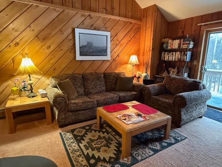 Comfy Cozy Ski Townhome - Free Shuttle, Ski Home! - Wilmington