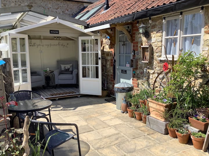 Tuckers Little Lodge, Cosy Room, With Ensuite. - Axminster