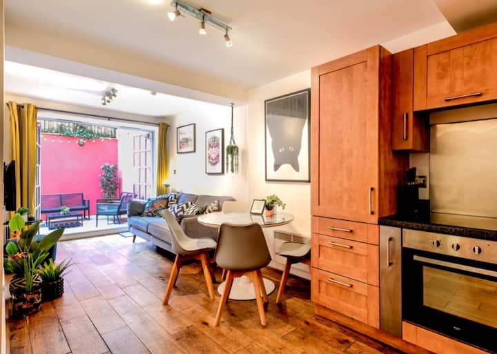 Central 2 Bed,
Free Parking & Private Garden Oasis - Bristol