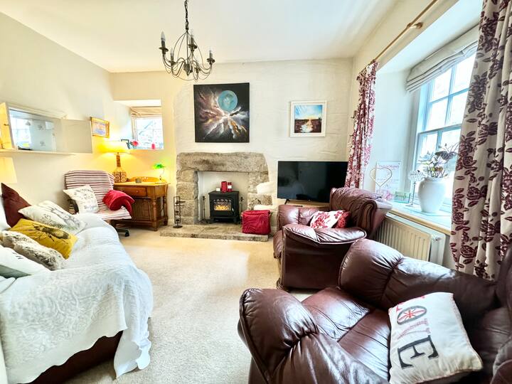 18th Century Grade 2 Listed Delightful Original Cornish Cottage. Ideal Location - St Mawes