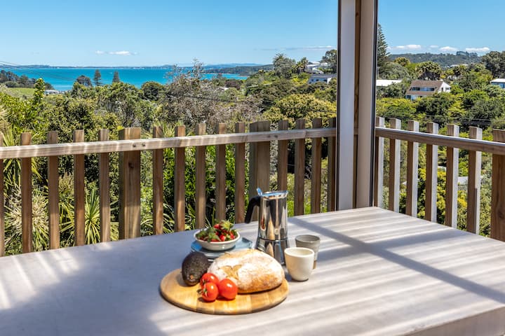 Waiheke Ridge Retreat - Sunsets, Spa & Views - Waiheke Island