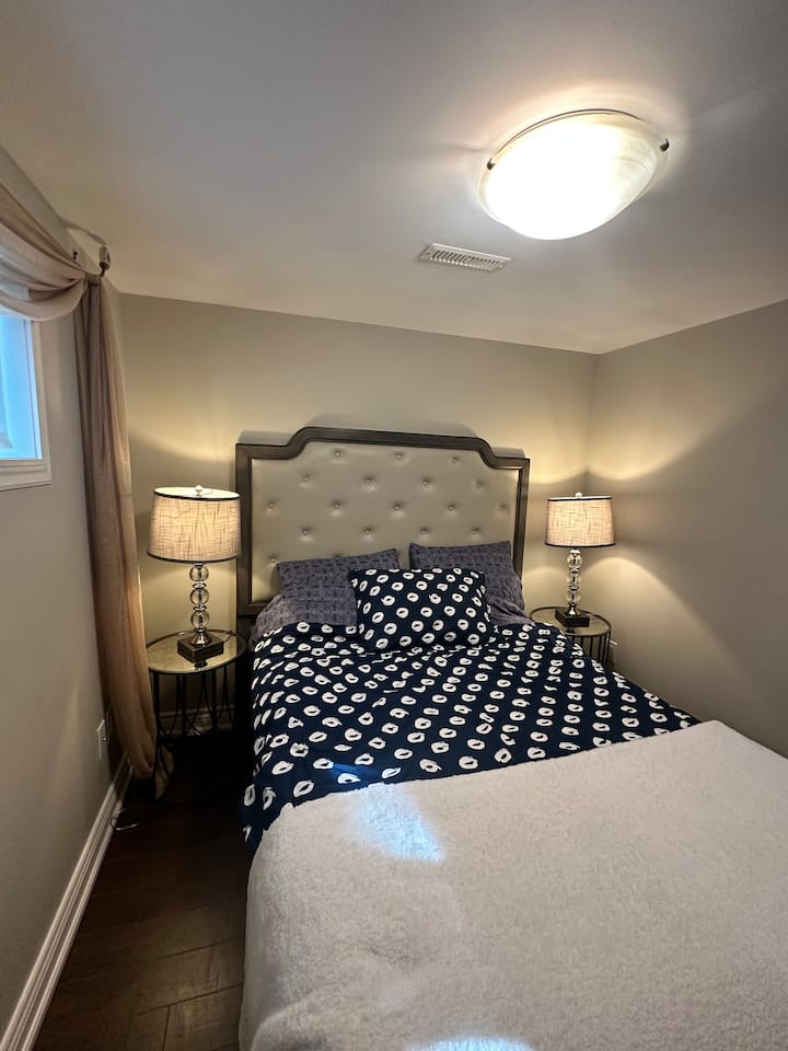 1 Bdr Bsmt Sleeps 4 ! Steps To Yonge St - Vaughan