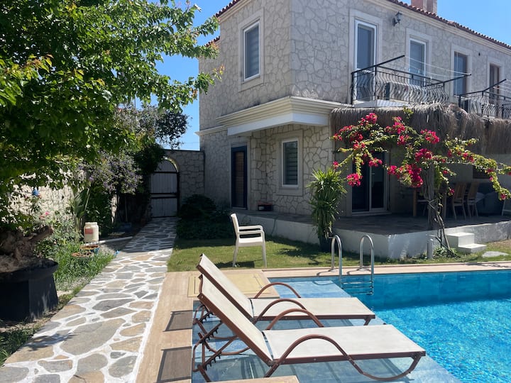 Mükemmel Konumda Alaçatida Bahçeli̇ Taş Ev - Alaçatı