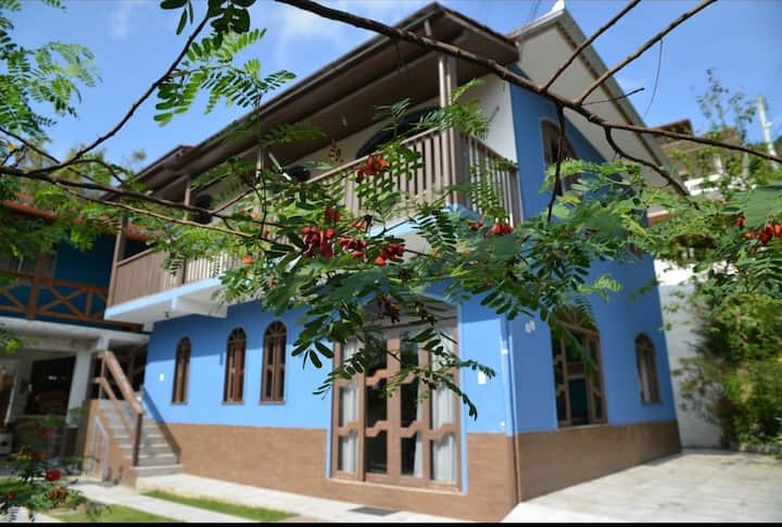 Casa Azul Da Barra Da Lagoa: 26 Pessoas!!! - Florianópolis